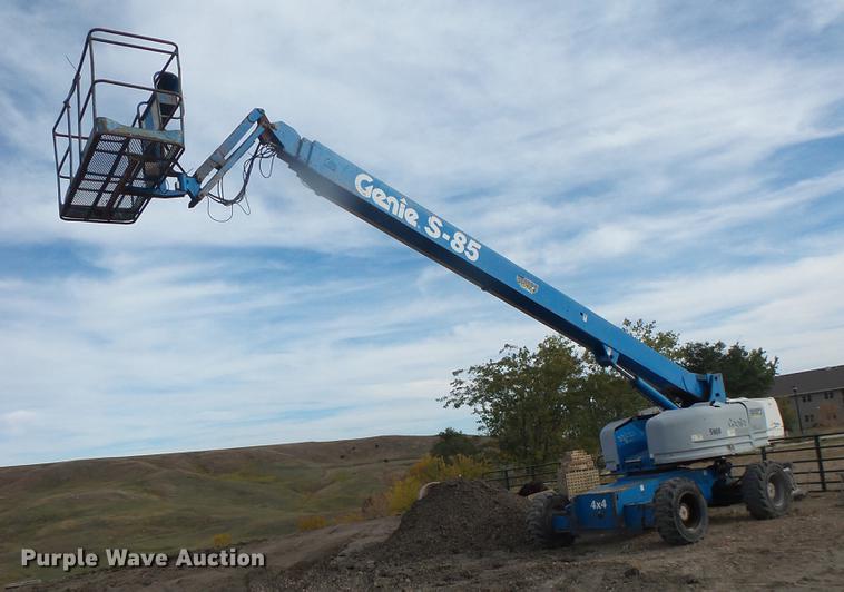 2002 Genie S85 boom lift in Pierre, SD | Item DE9390 sold | Purple Wave