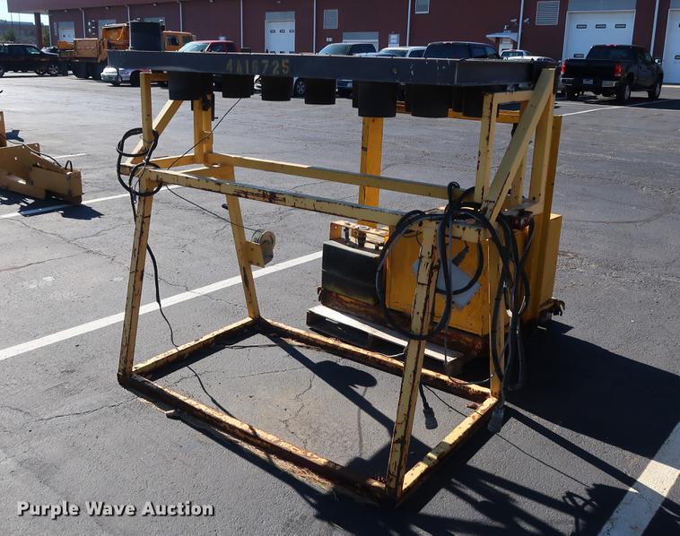 Arrow board in Lee's Summit, MO | Item DA6529 sold | Purple Wave