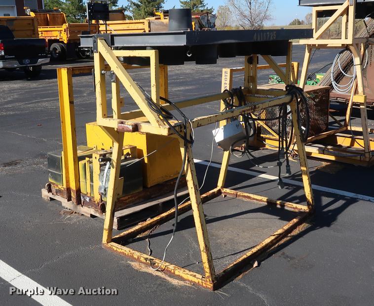 Arrow board in Lee's Summit, MO | Item DA6529 sold | Purple Wave