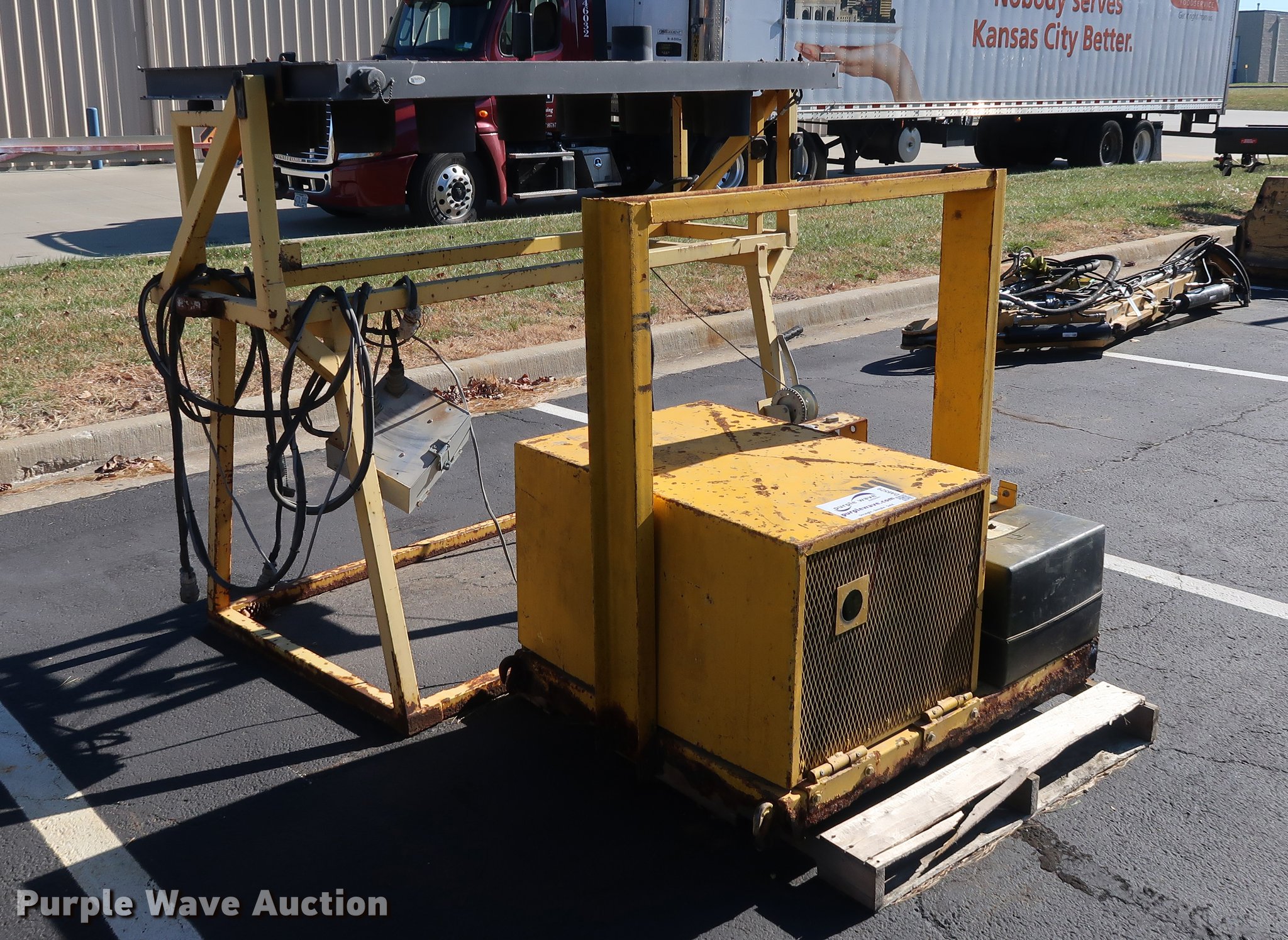 Arrow board in Lee's Summit, MO | Item DA6529 sold | Purple Wave