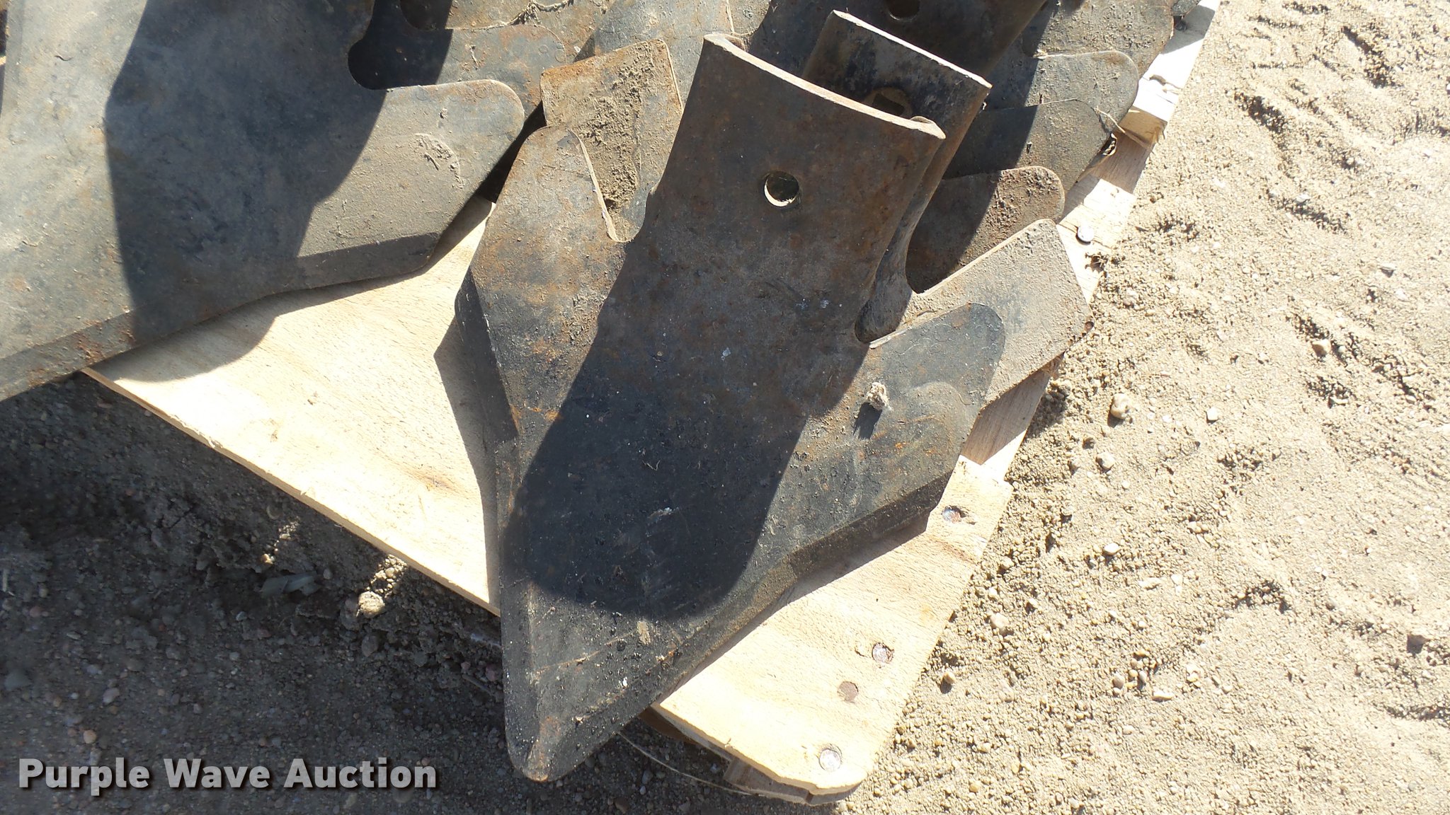 Approximately 100 chisel plow sweeps in Kinsley, KS | Item DX9825 sold ...