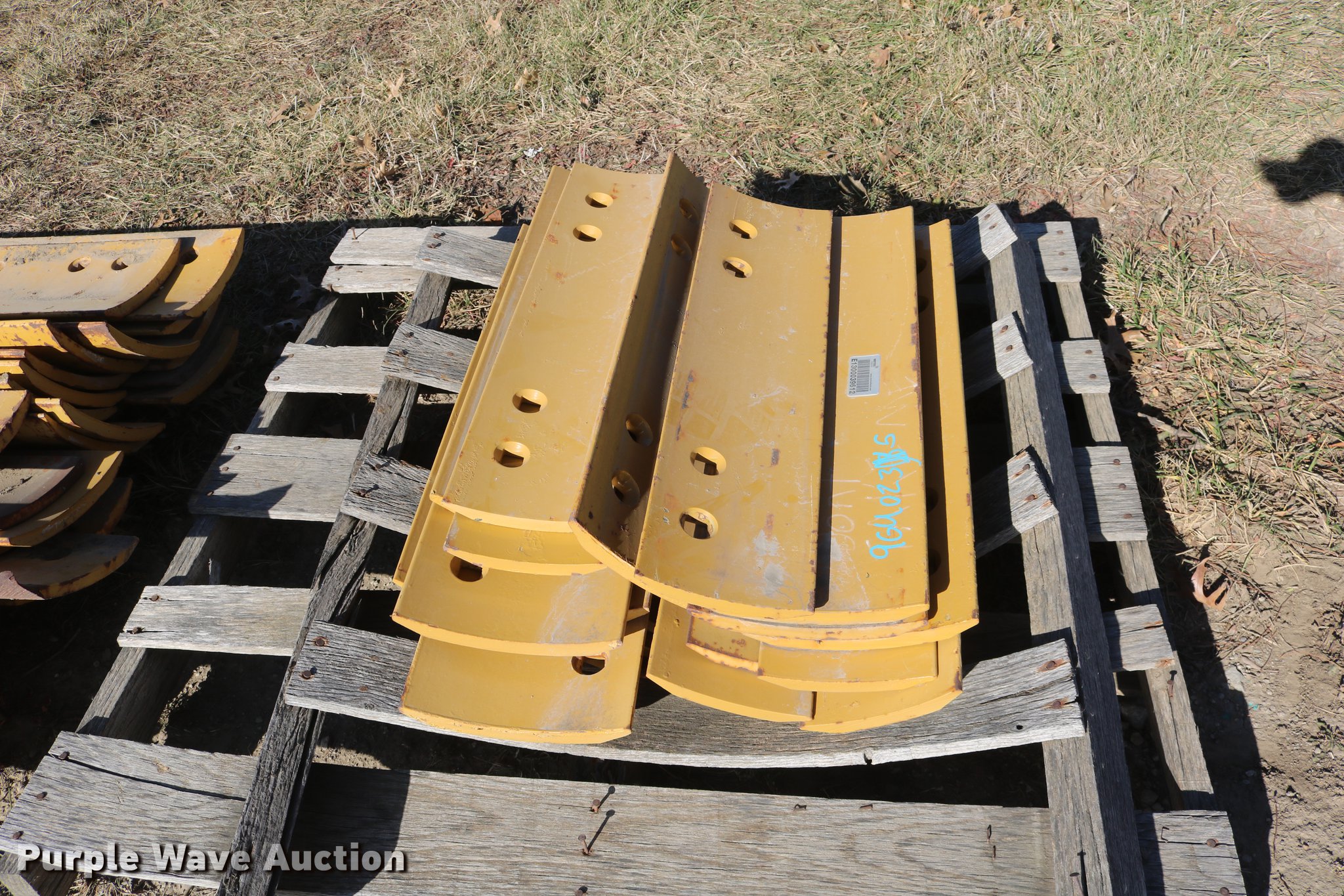 (54) Motor grader cutting edges in Topeka, KS | Item EE9865 sold ...