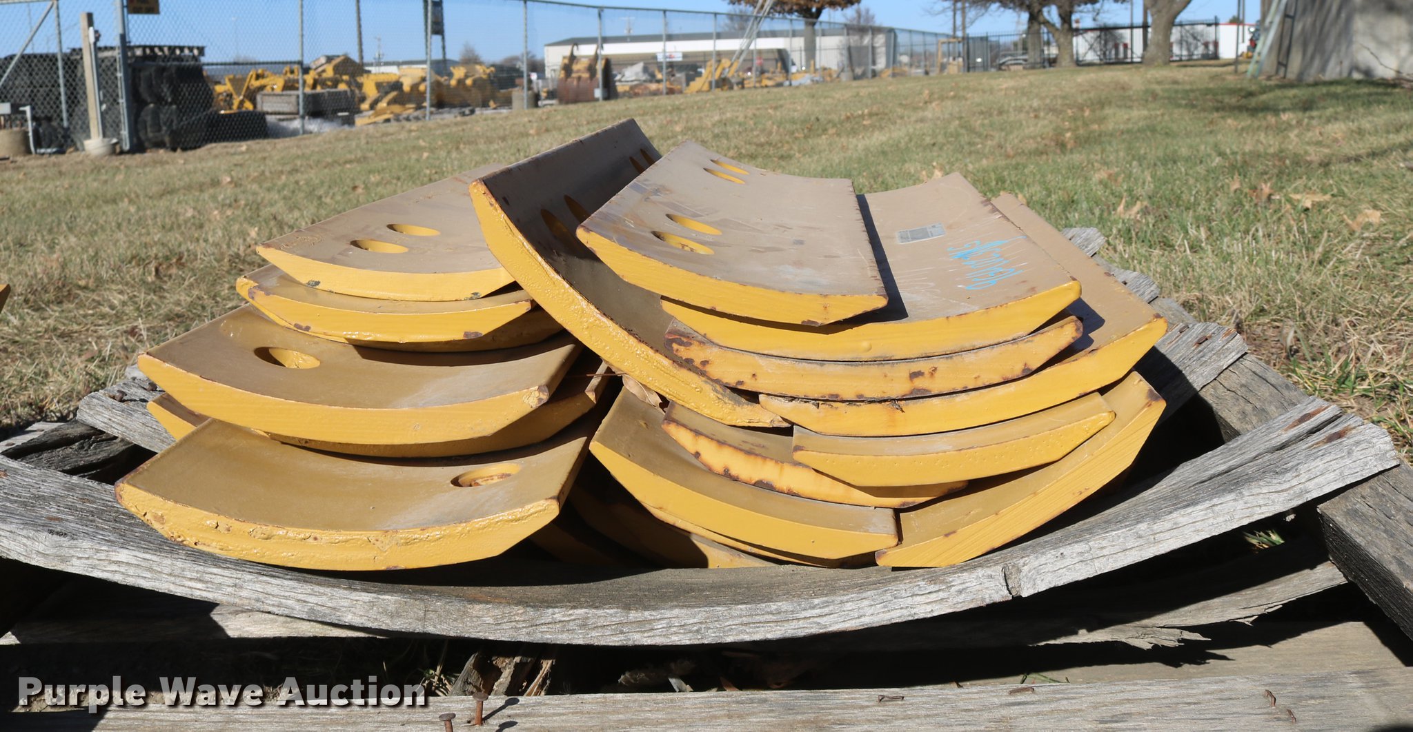 (54) Motor grader cutting edges in Topeka, KS | Item EE9865 sold ...