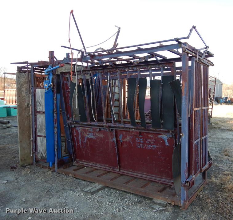 Thorson Bison head chute in Manhattan, KS | Item EC9892 sold | Purple Wave