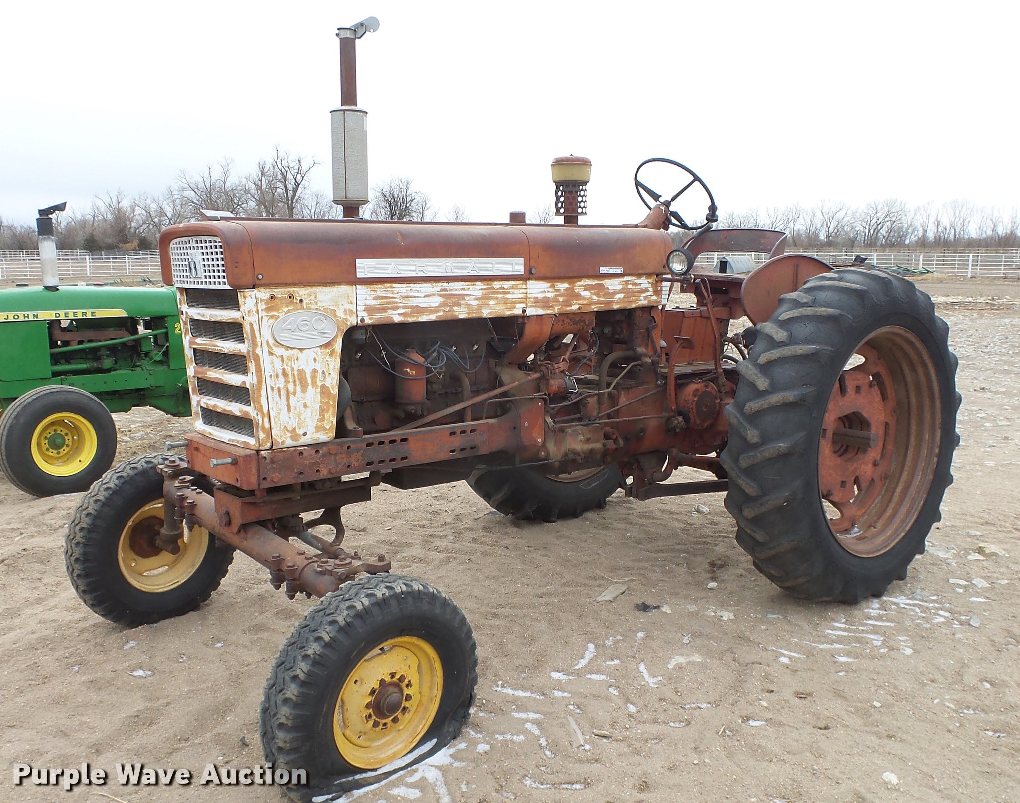 International 460 tractor in Kinsley, KS | Item EC9631 sold | Purple Wave