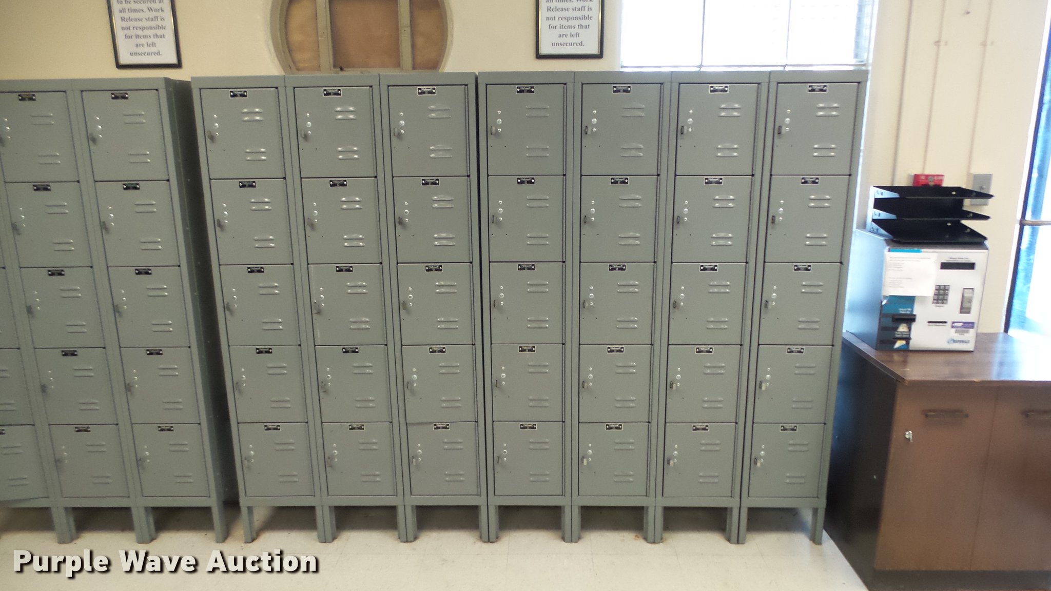 (160) Hallowell lockers in Wichita, KS | Item EC9731 sold | Purple Wave