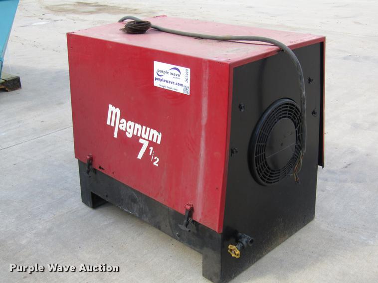 Magnum 7 1/2 air compressor in Dayton, TX | Item DC7923 sold | Purple Wave
