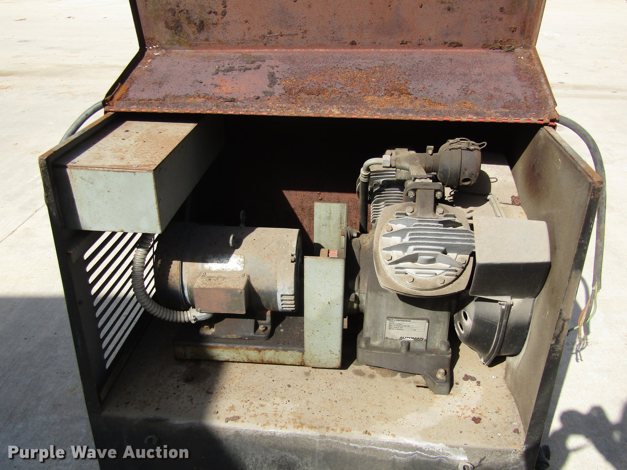 Magnum 7 1/2 air compressor in Dayton, TX | Item DC7923 sold | Purple Wave