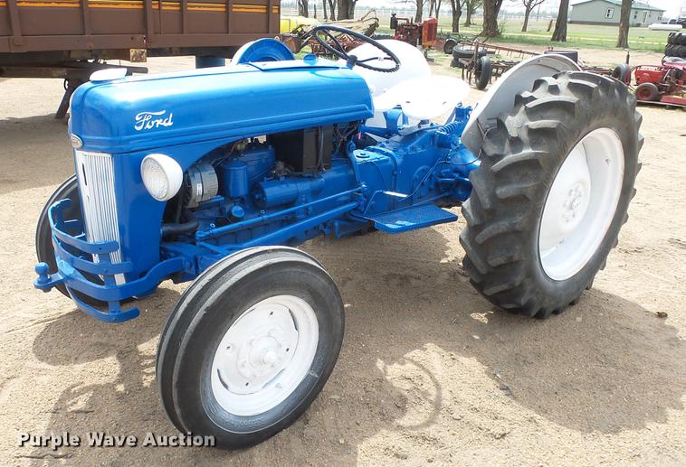 Ford tractor in Kinsley, KS | Item EZ9559 sold | Purple Wave
