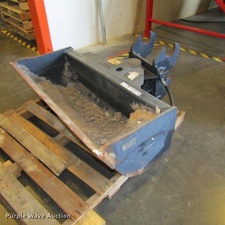 39"W tilt grade bucket in Grapevine, TX | Item EB9574 sold | Purple Wave