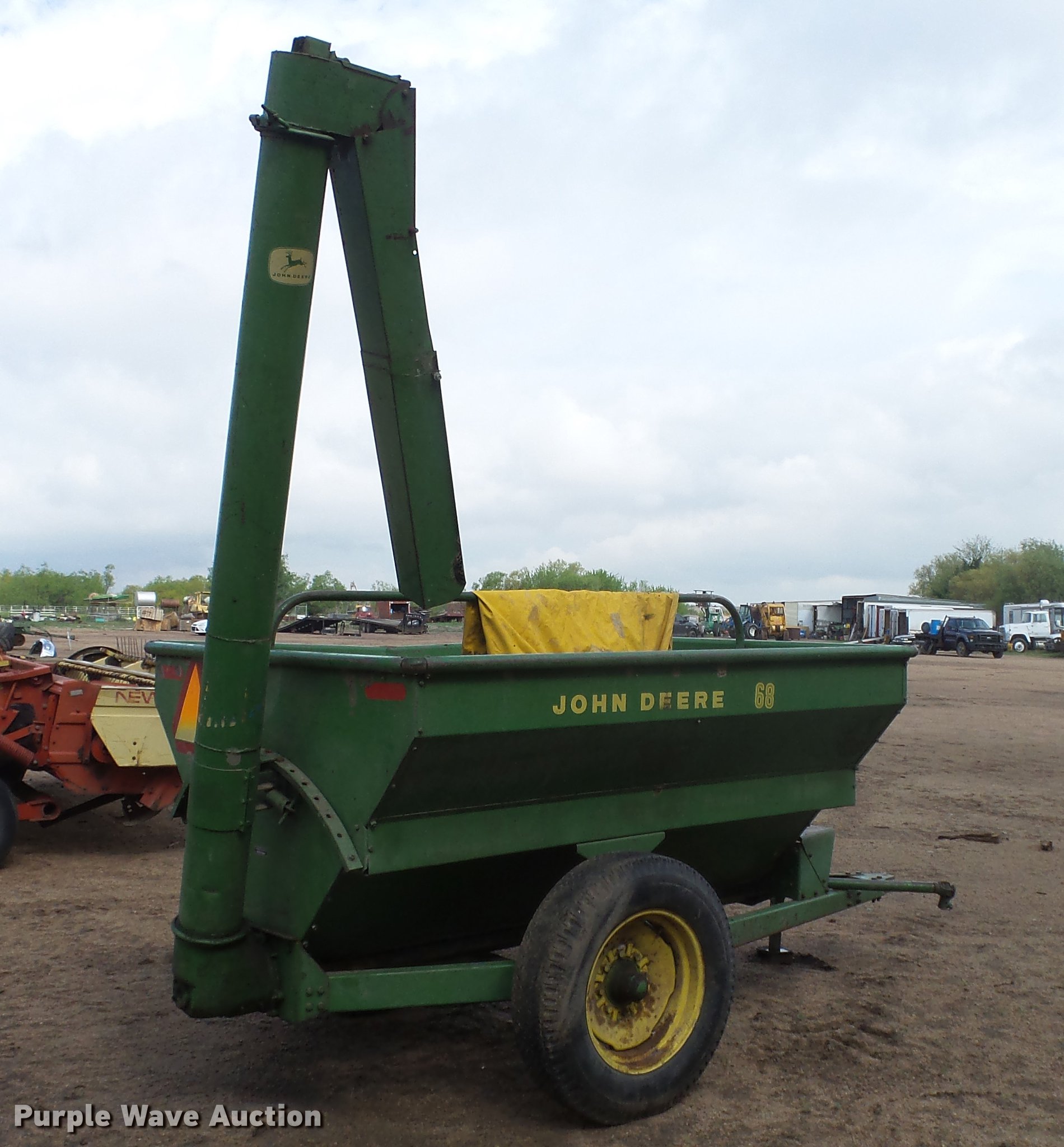 John Deere 68 auger wagon in Kinsley, KS | Item DE2937 sold | Purple Wave