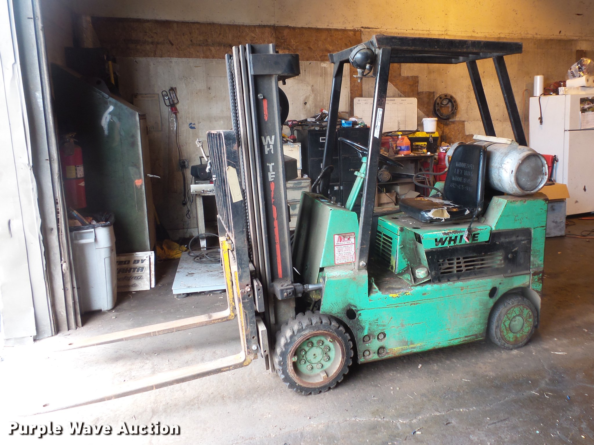 White MA401442 forklift in Gilbert, MN | Item DW9749 sold | Purple Wave