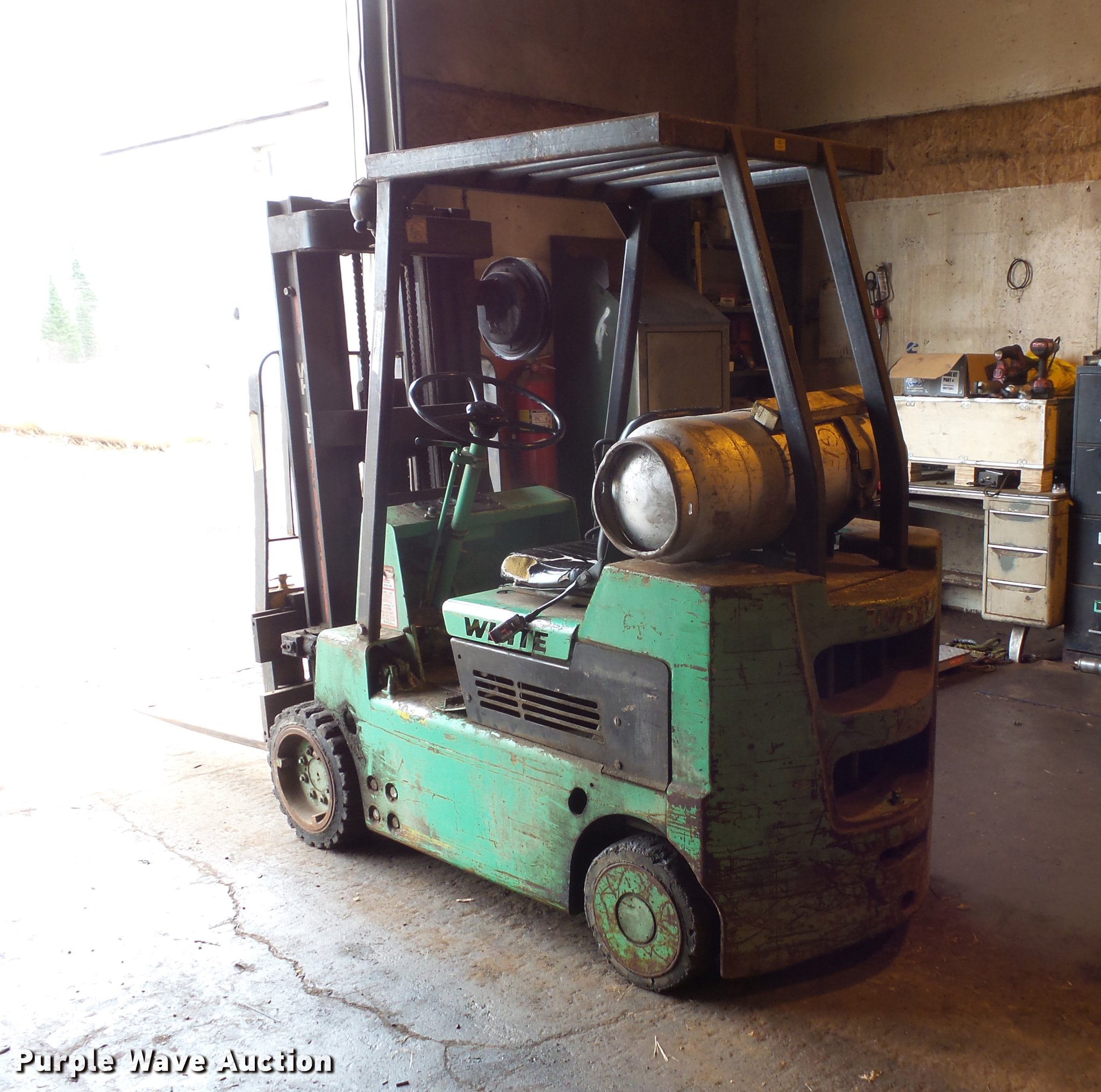 White MA401442 forklift in Gilbert, MN | Item DW9749 sold | Purple Wave