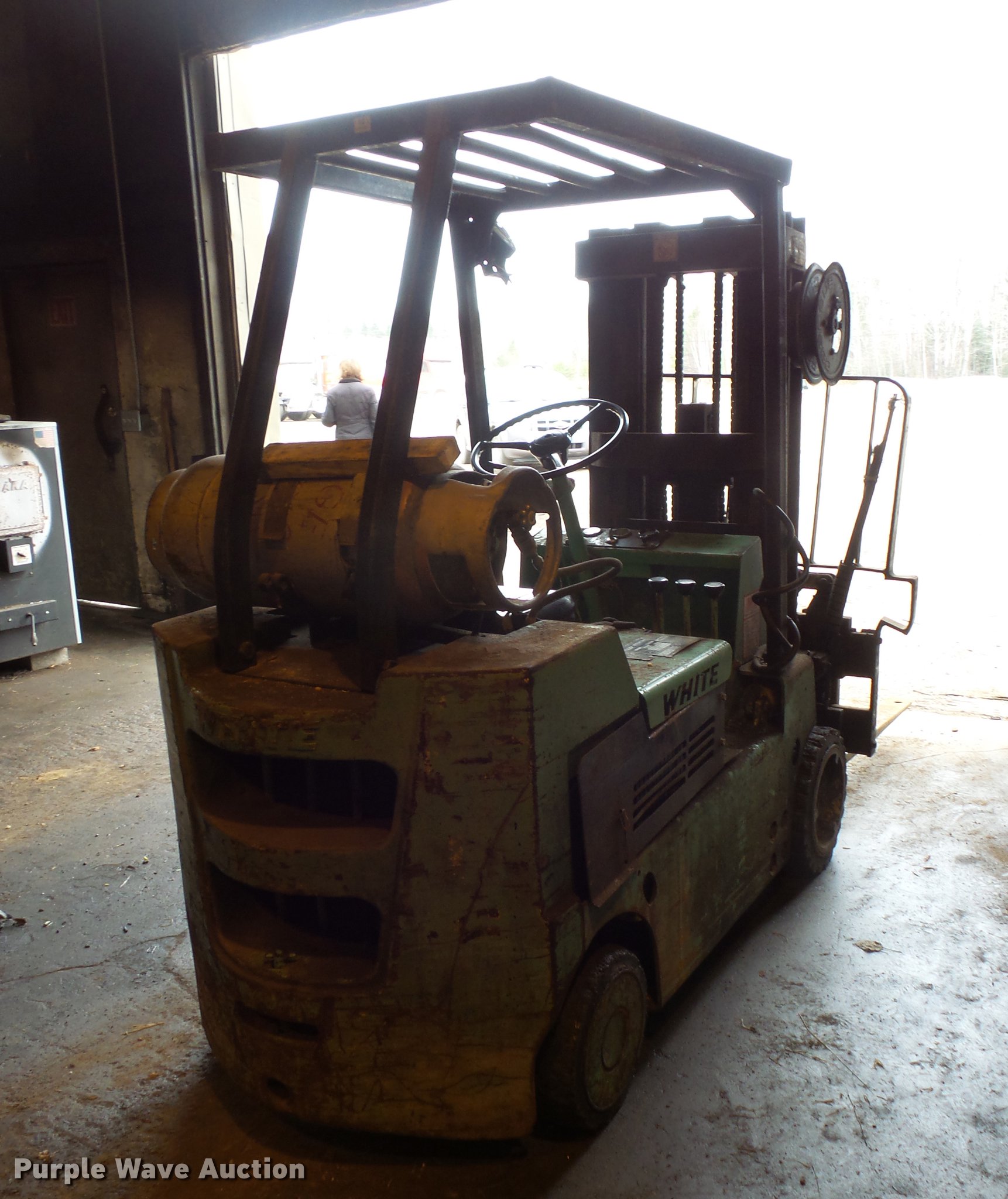White MA401442 forklift in Gilbert, MN | Item DW9749 sold | Purple Wave
