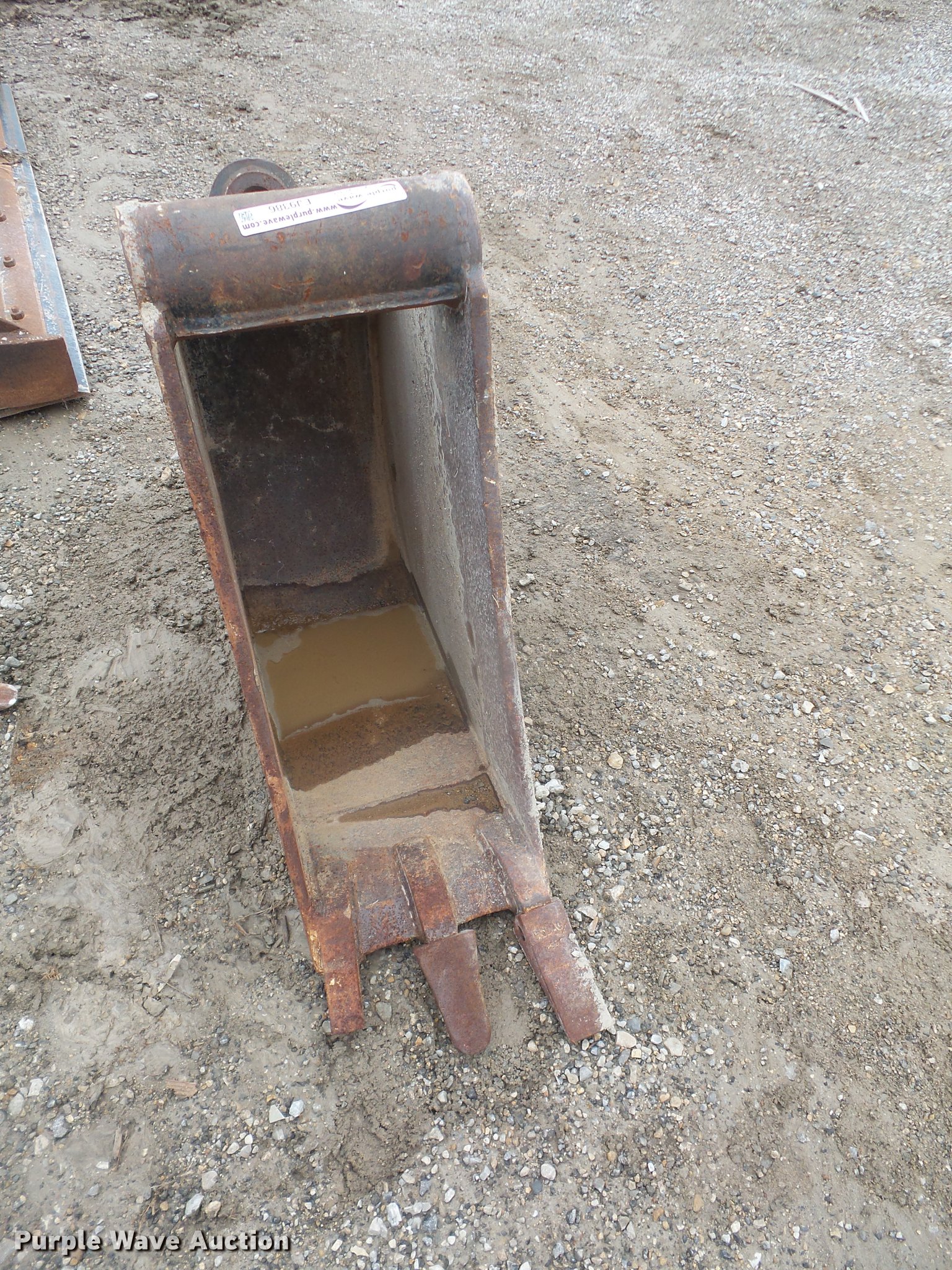 TAG 12"W excavator bucket in Basehor, KS | Item EJ9386 sold | Purple Wave