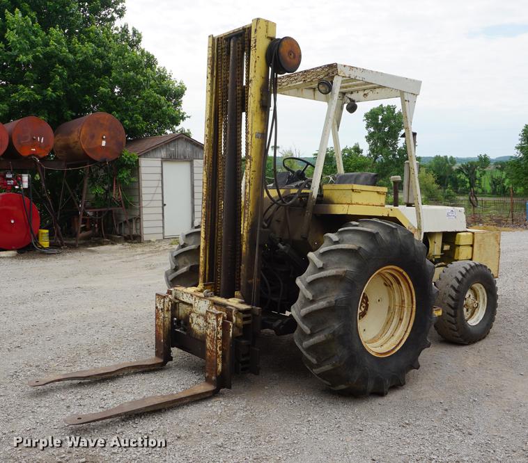 International 7000 forklift in Holton, KS | Item DB6033 sold | Purple Wave