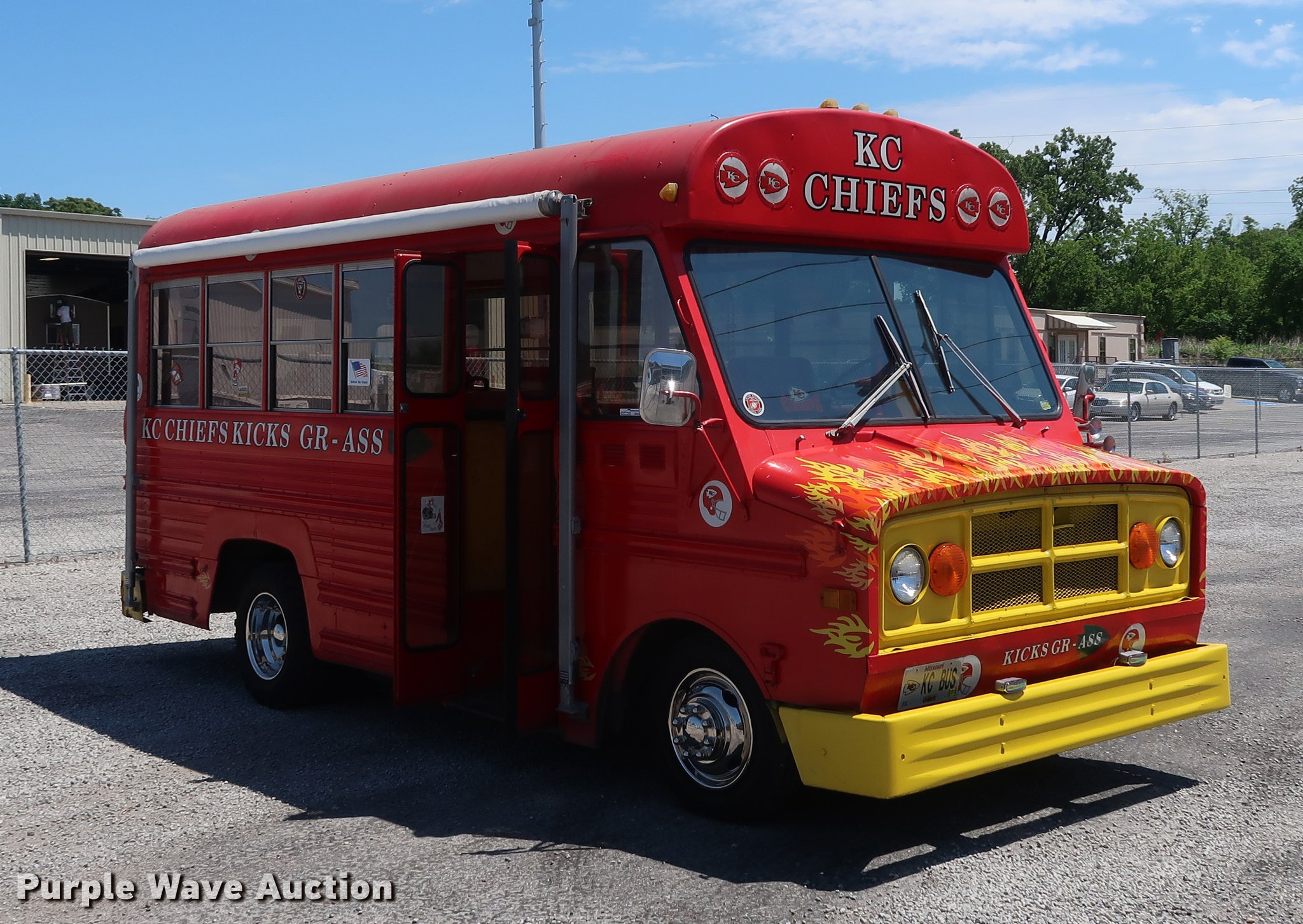 1975 Chevrolet bus in Kansas City, MO | Item DD9580 sold | Purple Wave