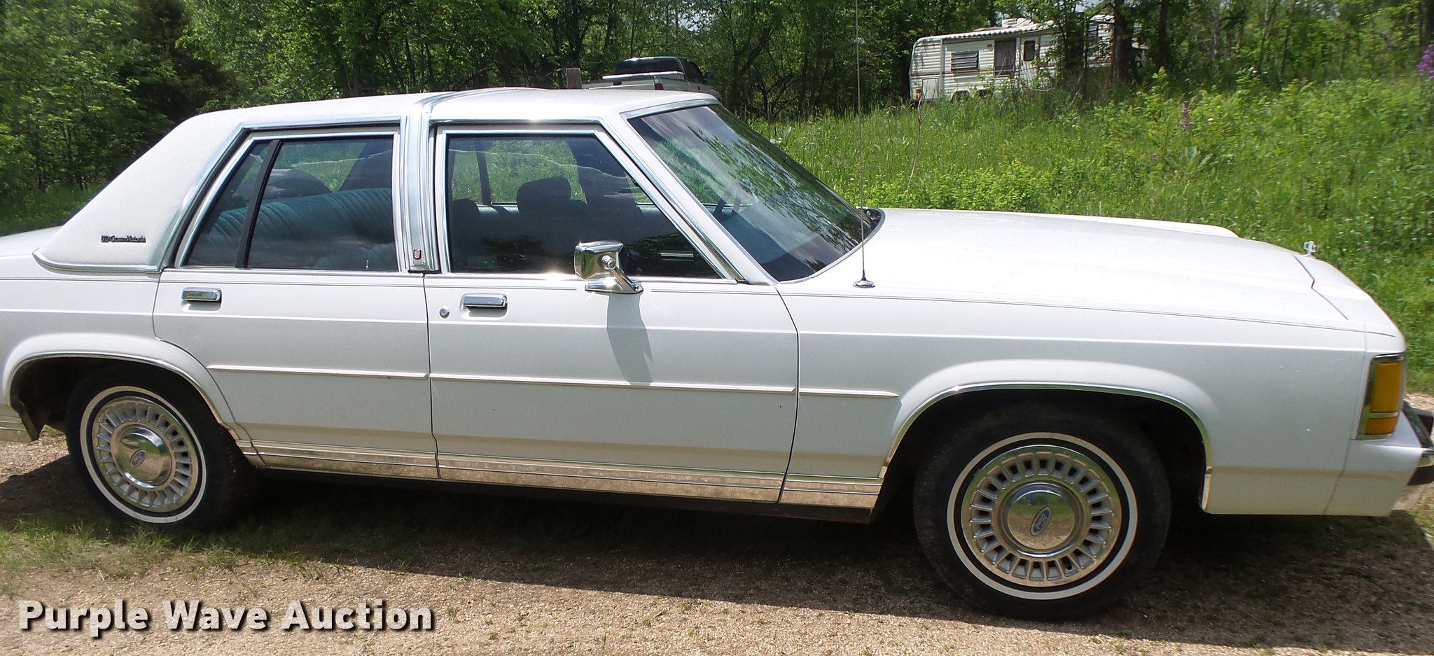 1988 Ford Crown Victoria in Dixon, MO | Item EO9275 sold | Purple Wave