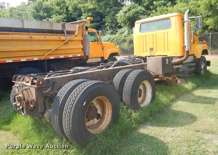 2002 International 2554 truck cab and chassis in Springfield, MO | Item ...