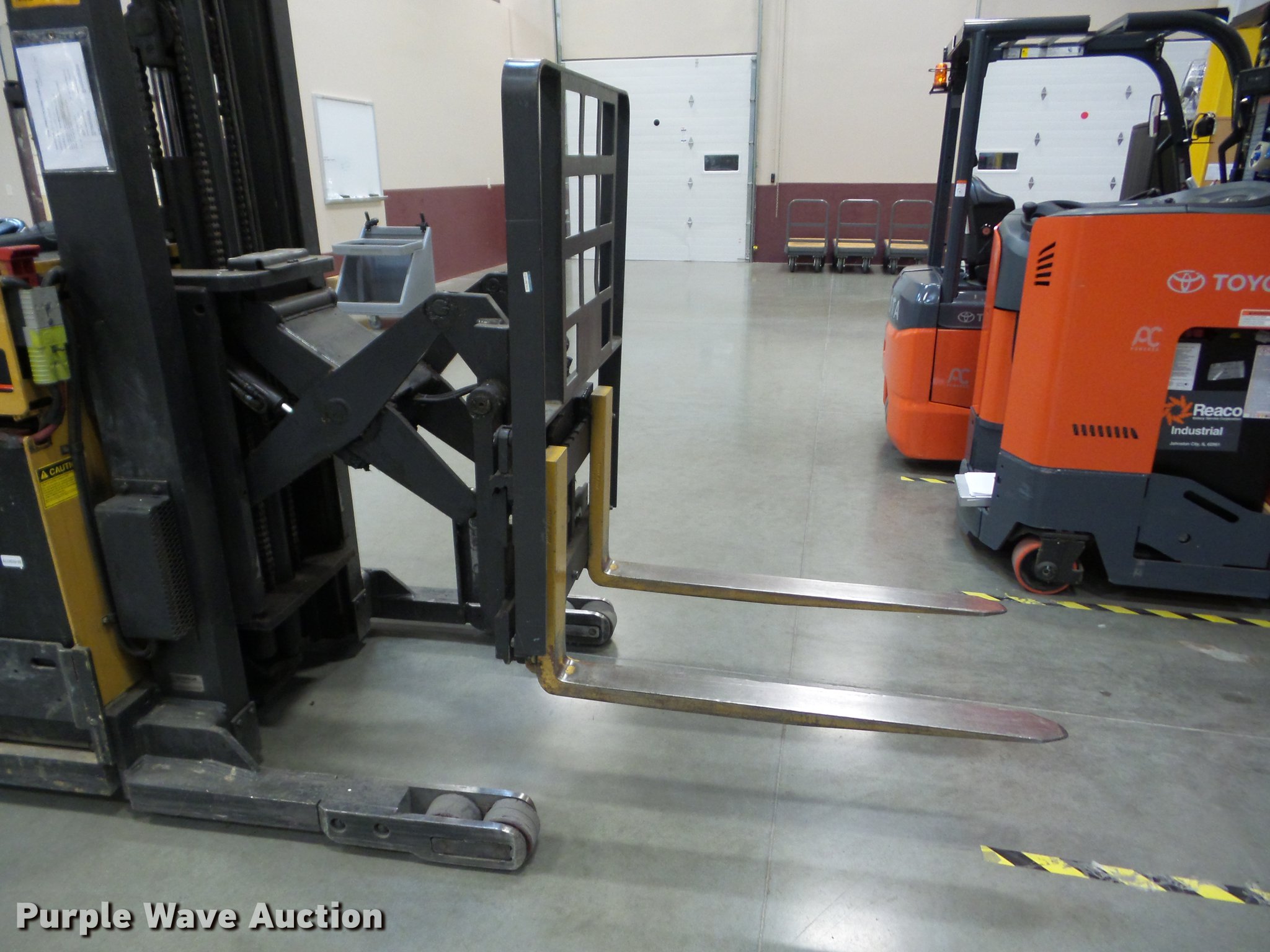 Caterpillar NRR30 narrow isle forklift in Bartlesville, OK | Item ...