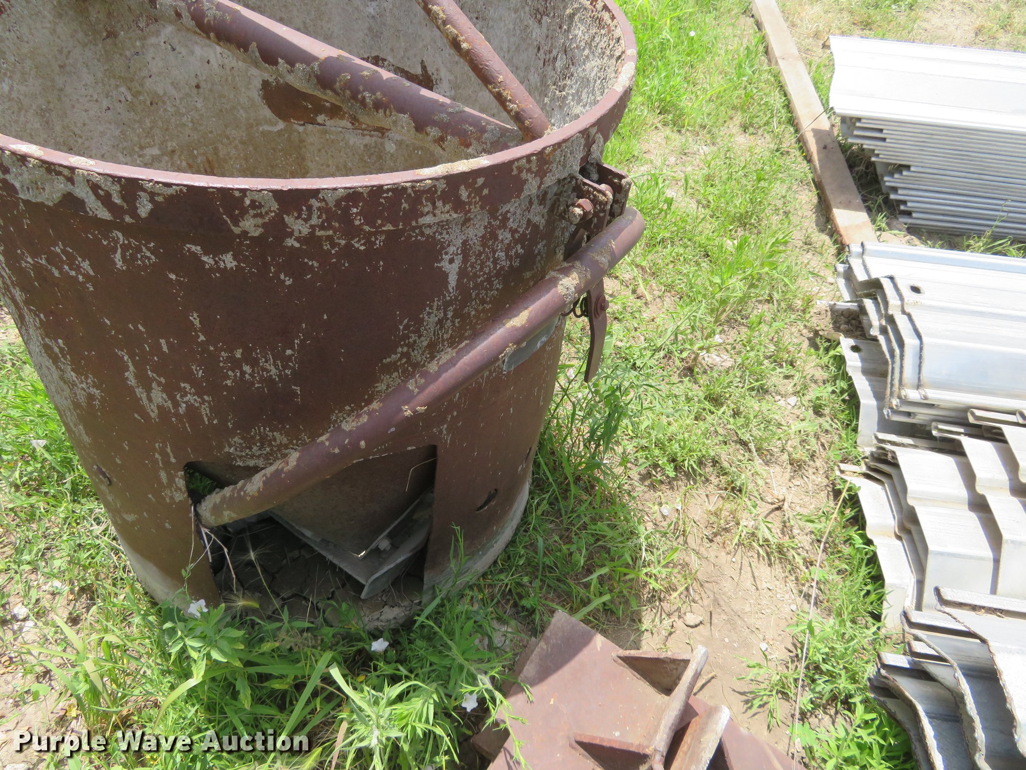 Concrete bucket in Emporia, KS | Item EJ9683 sold | Purple Wave