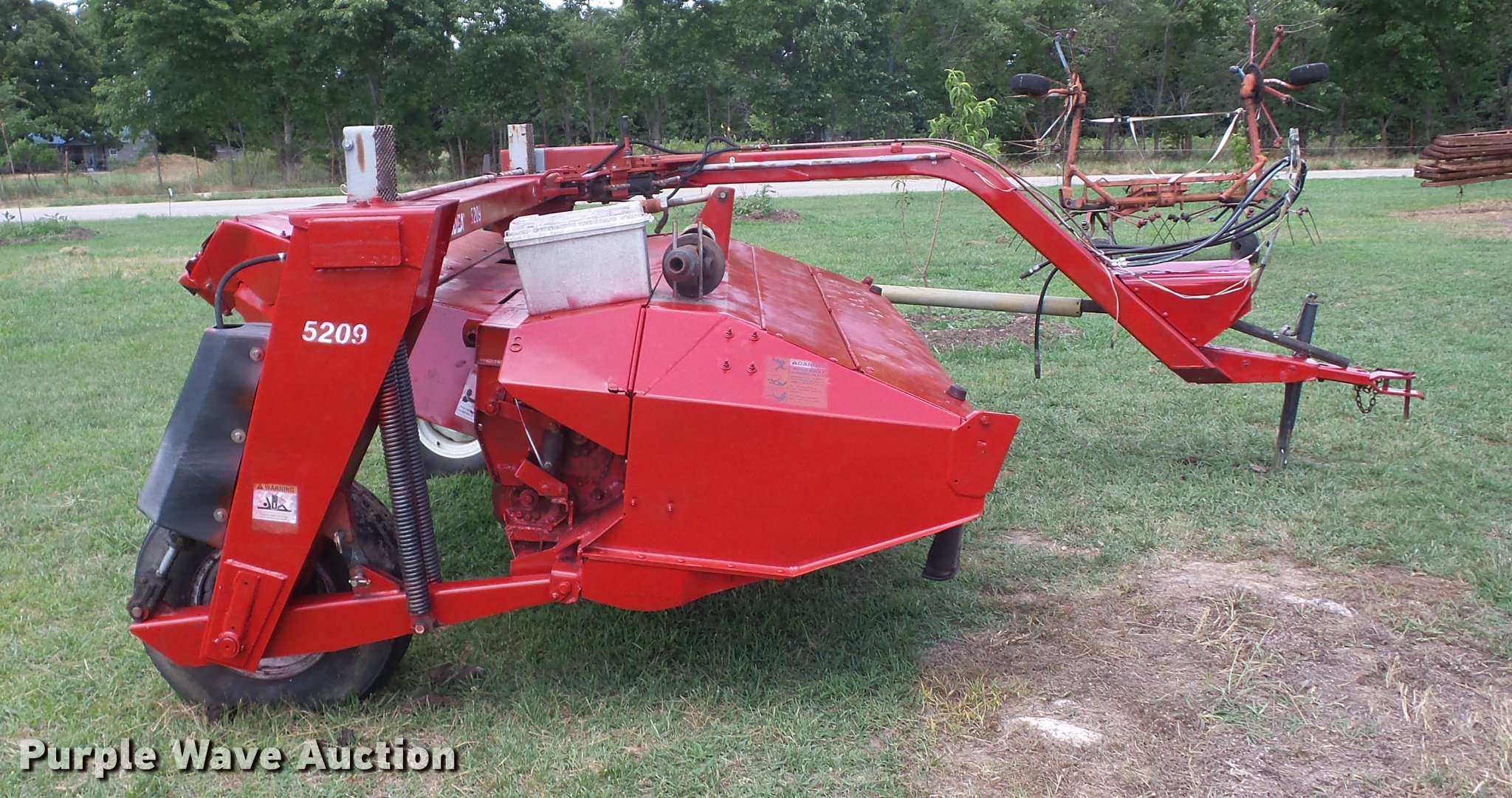 New Idea 5209 windrower in Wyandotte, OK | Item EI9846 sold | Purple Wave