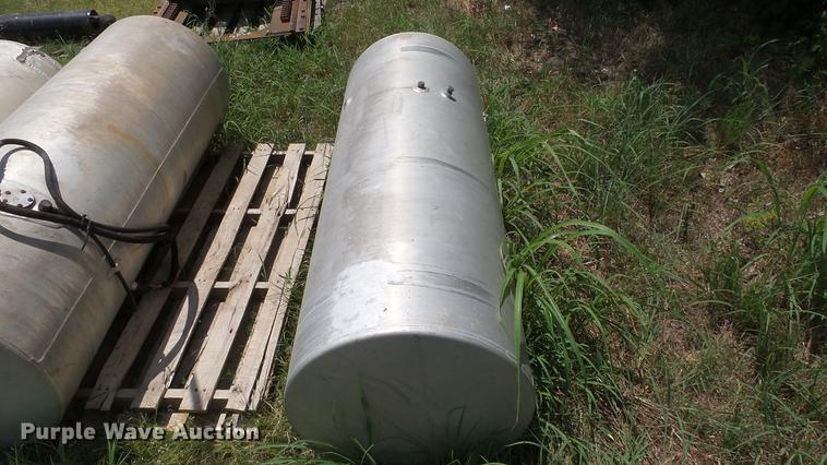 (4) aluminum saddle fuel tanks in Wichita, KS | Item BL9084 sold ...