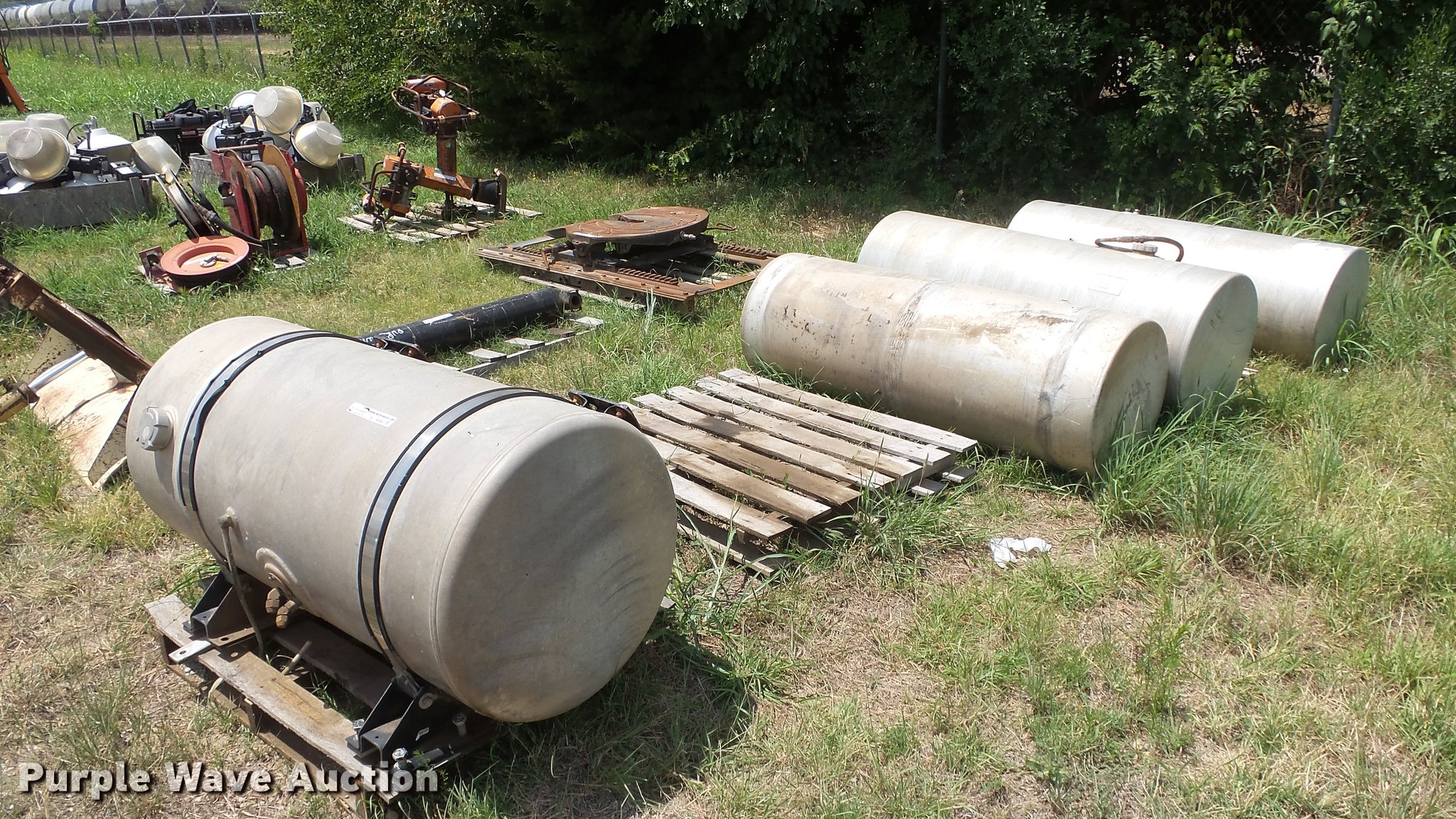 (4) aluminum saddle fuel tanks in Wichita, KS | Item BL9084 sold ...