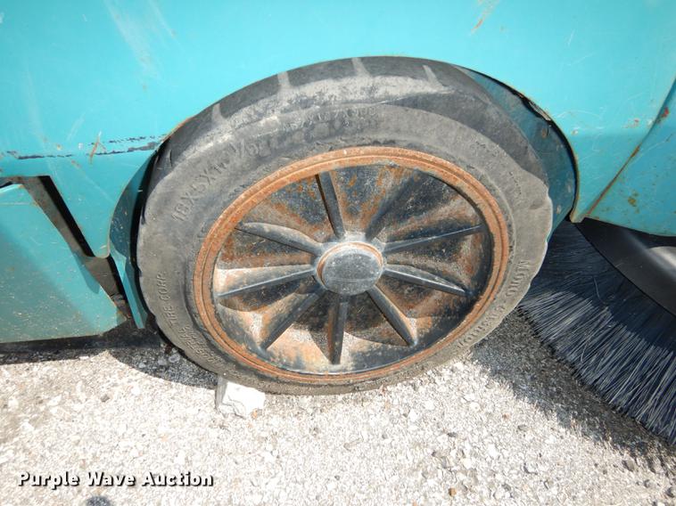1993 Tennant 355 sweeper in Leavenworth, KS | Item DE1849 sold | Purple ...
