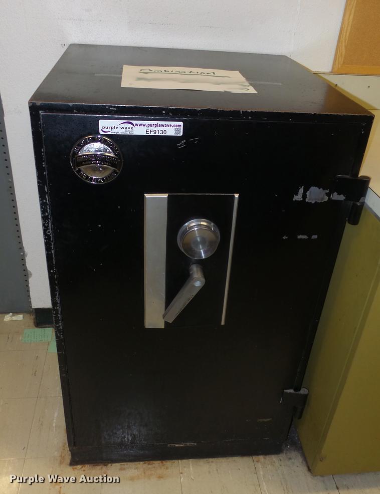 Herring-Hall-Marvin safe in Wichita, KS | Item EF9130 sold | Purple Wave