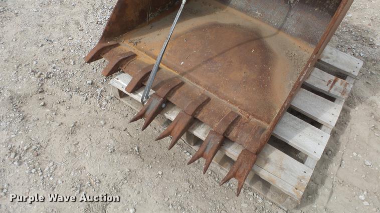 Bobcat trenching bucket in Wichita, KS | Item ES9452 sold | Purple Wave