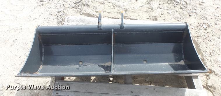 Bobcat grading bucket in Wichita, KS | Item ES9453 sold | Purple Wave