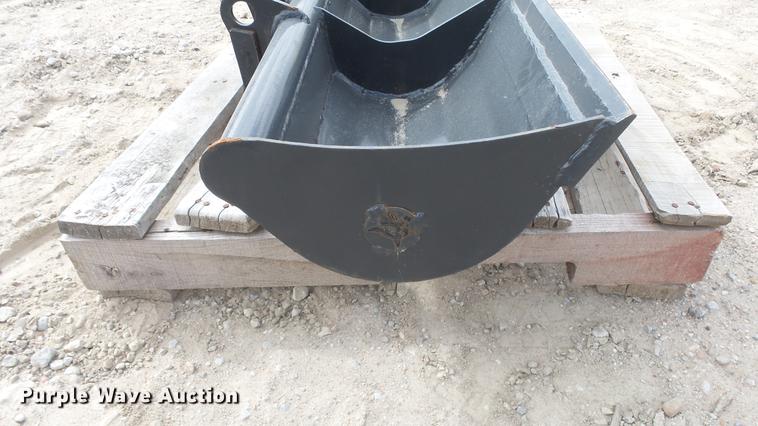 Bobcat grading bucket in Wichita, KS | Item ES9453 sold | Purple Wave
