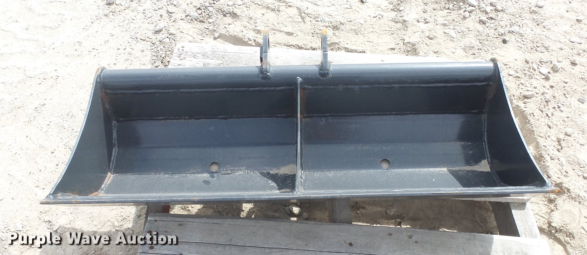 Bobcat grading bucket in Wichita, KS | Item ES9453 sold | Purple Wave