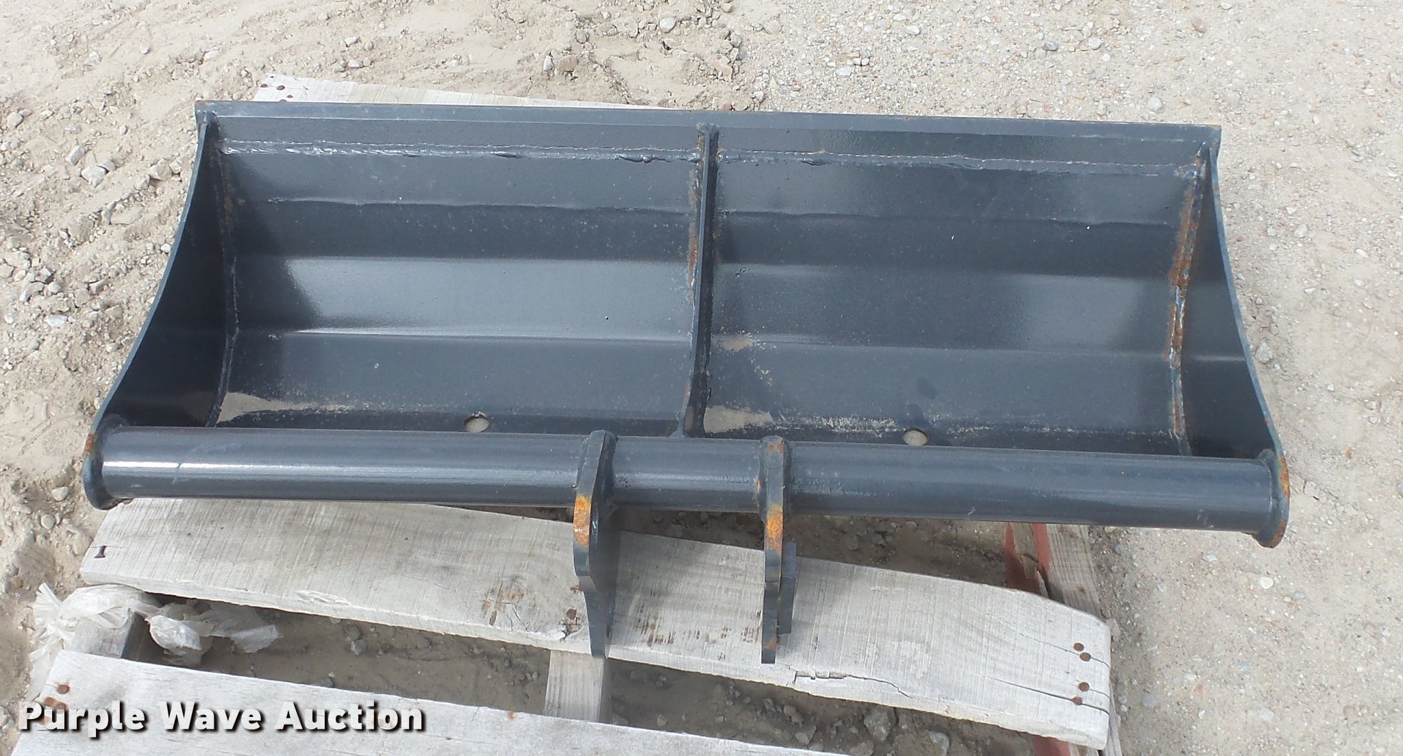 Bobcat grading bucket in Wichita, KS | Item ES9453 sold | Purple Wave