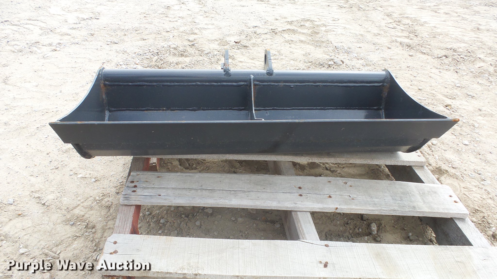 Bobcat grading bucket in Wichita, KS | Item ES9453 sold | Purple Wave