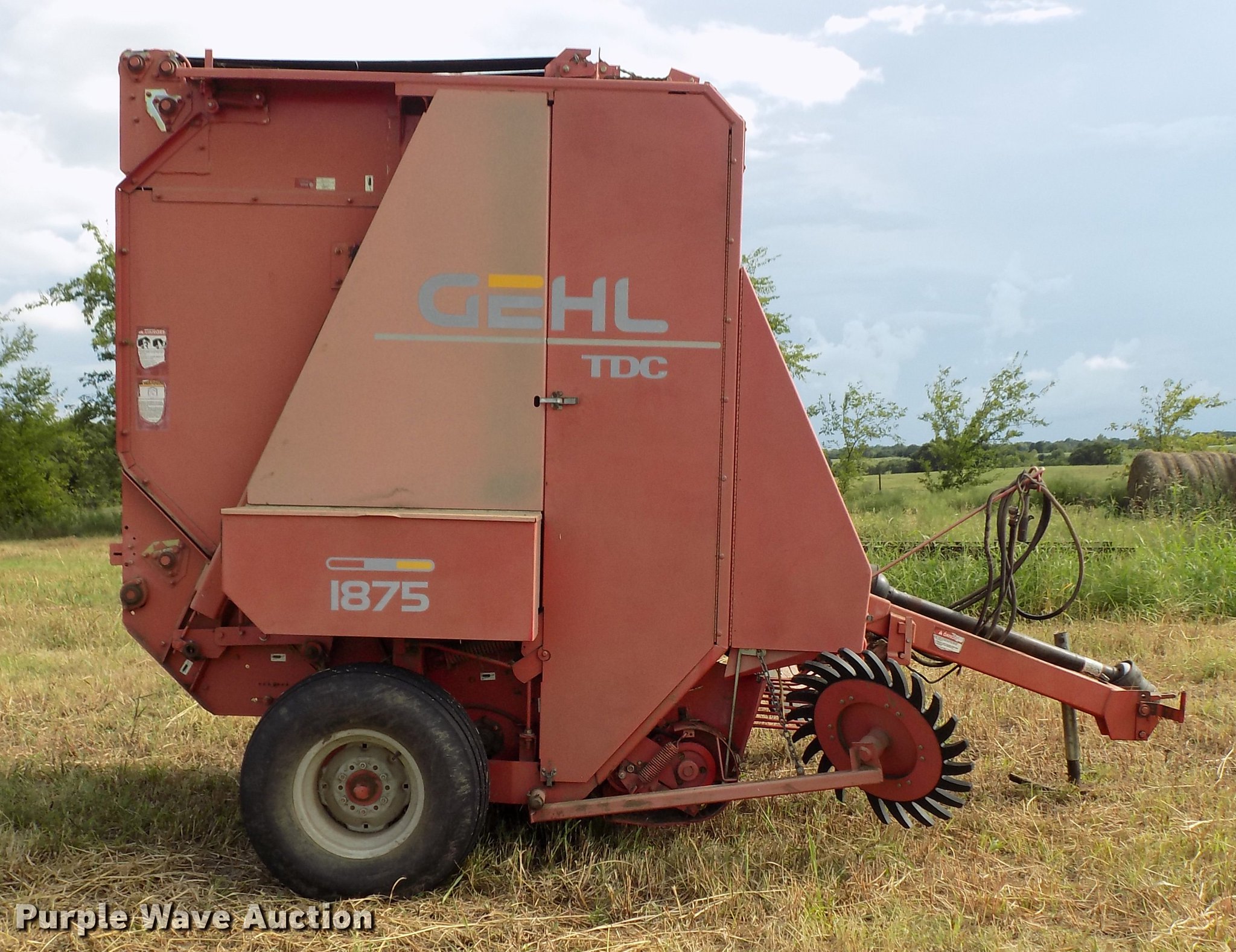 Gehl 1875 round baler in Stratford, OK | Item DD3450 sold | Purple Wave
