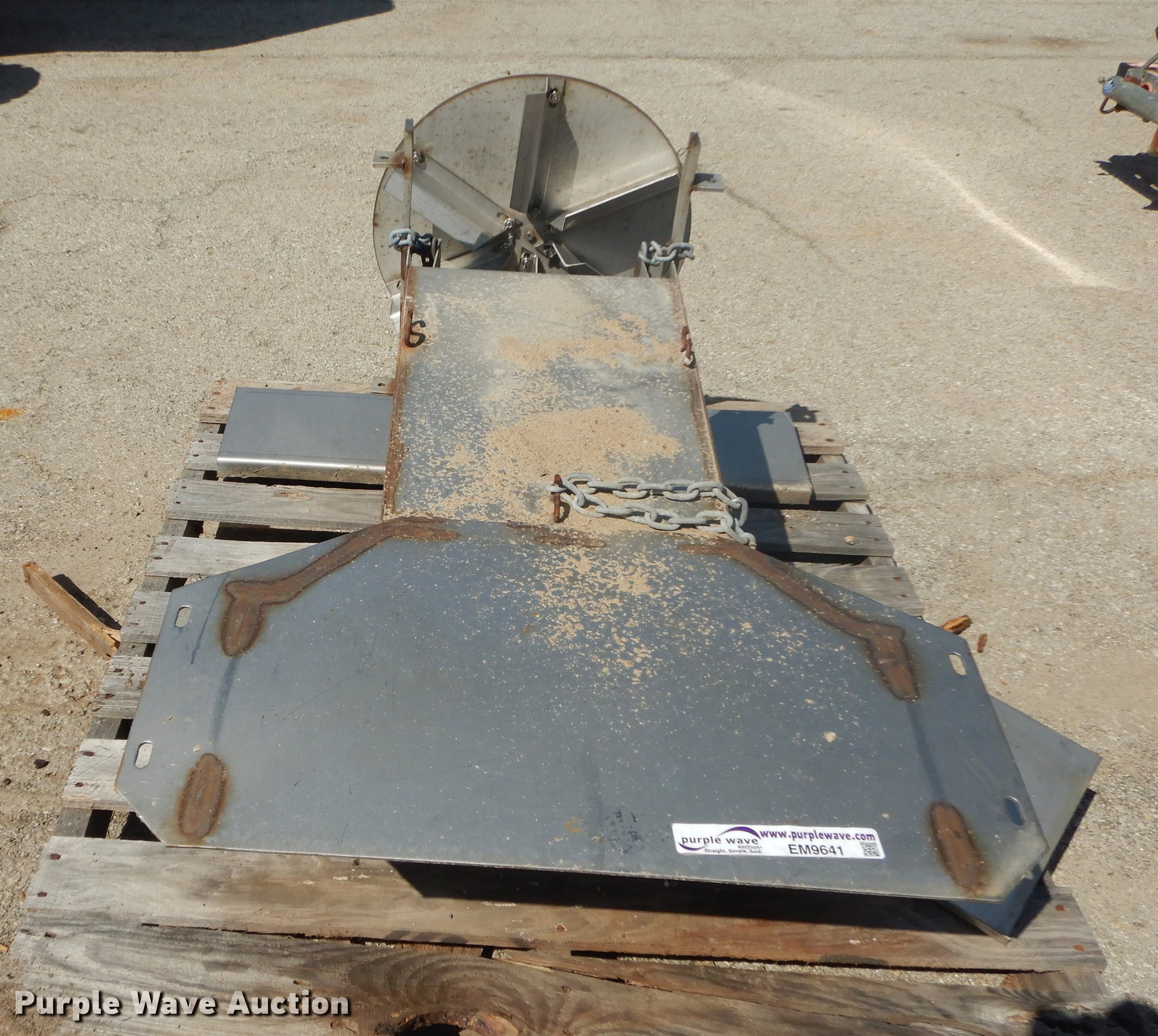 Salt spreader spinner in Topeka, KS | Item EM9641 sold | Purple Wave