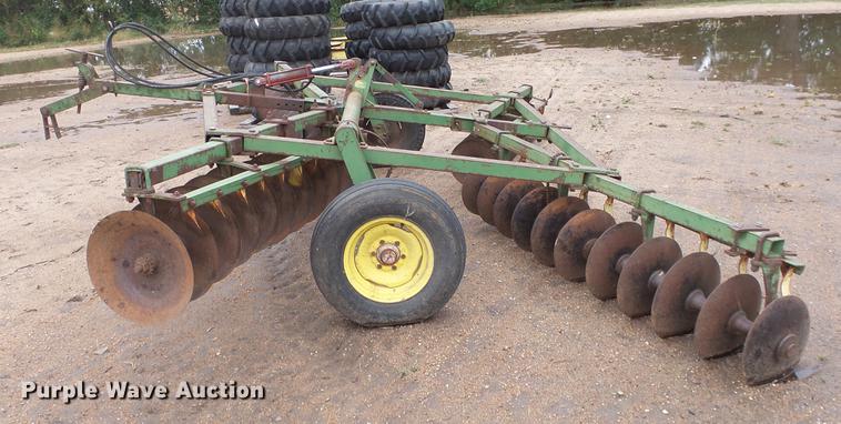 John Deere disk in Kinsley, KS | Item AM9193 sold | Purple Wave
