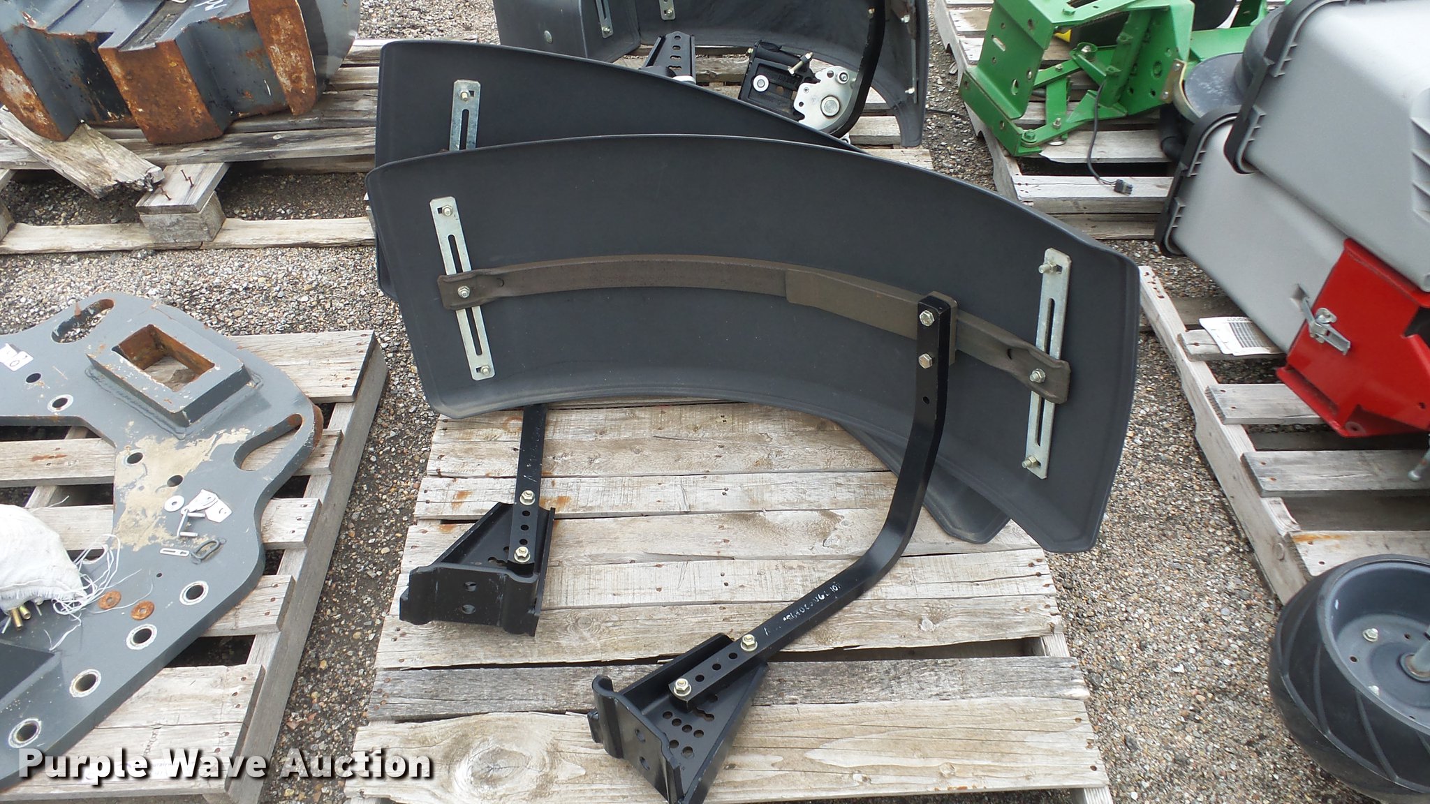 (4) poly tractor fenders in Hesston, KS | Item FE9154 sold | Purple Wave