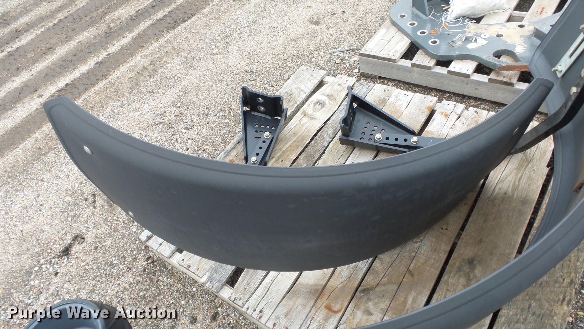 (4) poly tractor fenders in Hesston, KS | Item FE9154 sold | Purple Wave