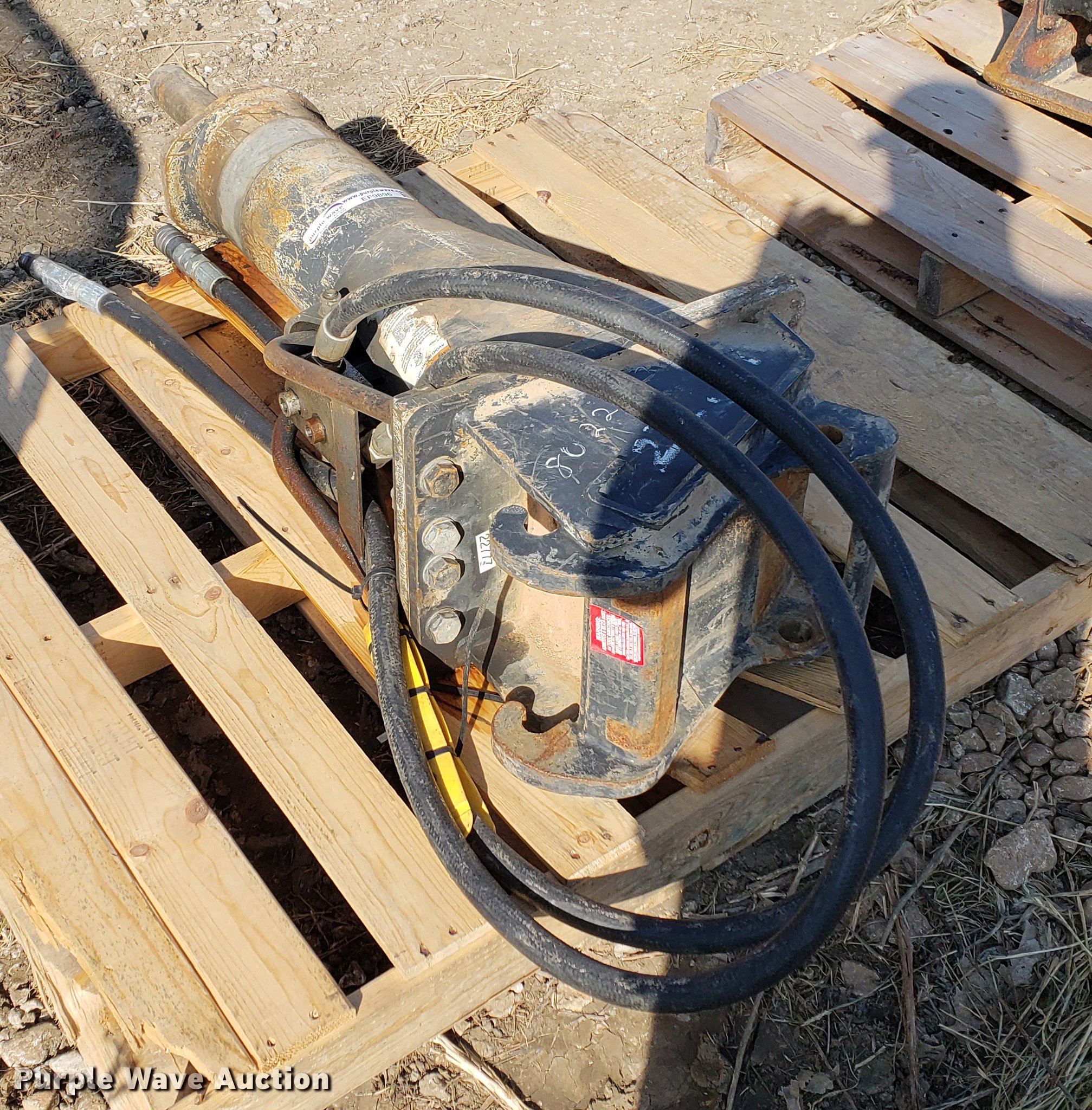 Bobcat HB880 breaker in Olathe, KS | Item EF9896 sold | Purple Wave