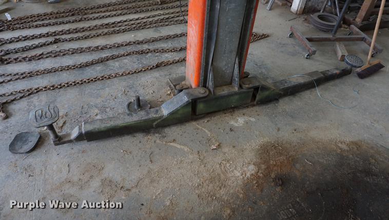 1991 ALM 9001 car lift in Holton, KS | Item EU9200 sold | Purple Wave