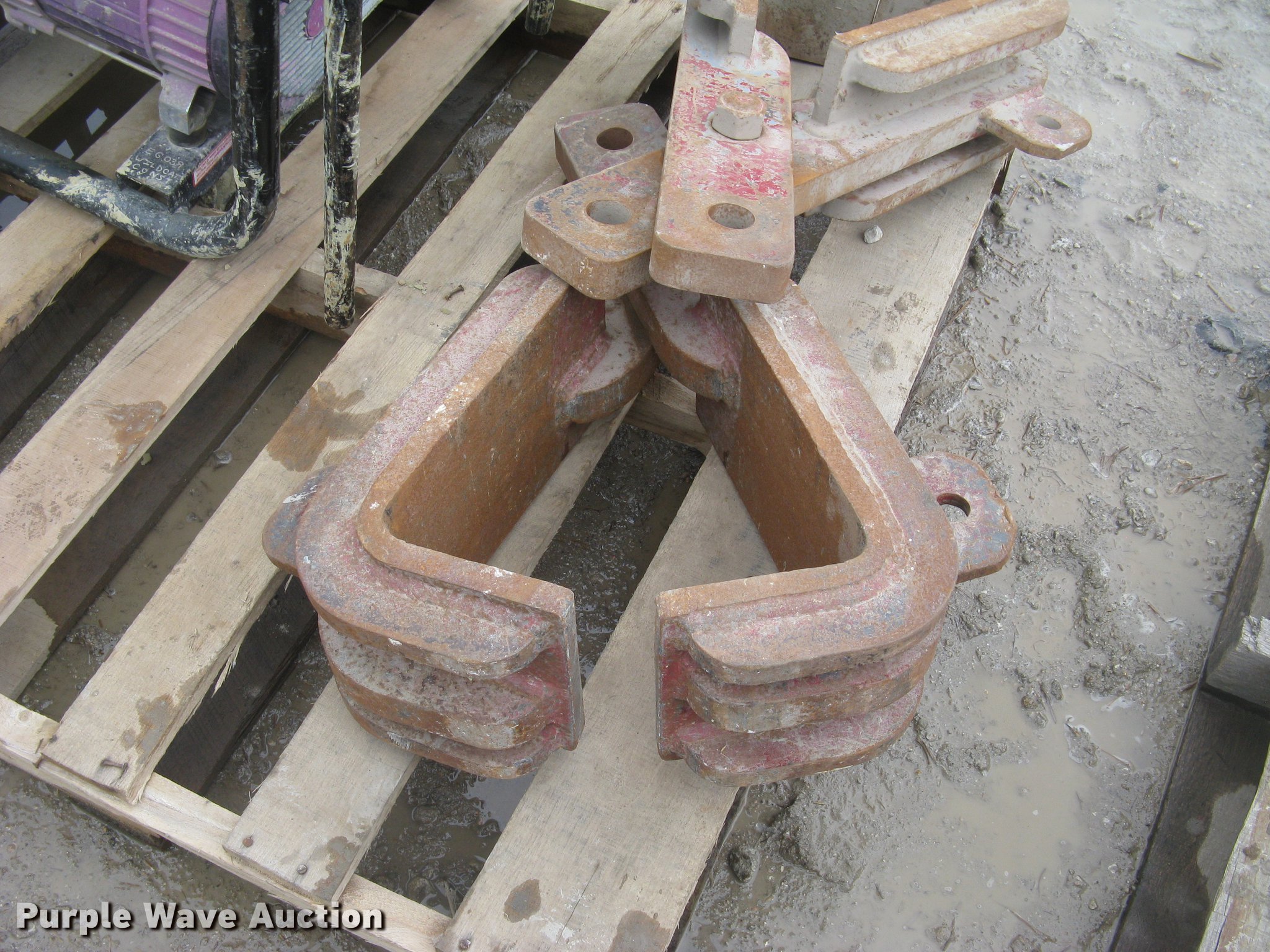 (2) shop built beam tongs in Wichita, KS | Item DQ9679 sold | Purple Wave