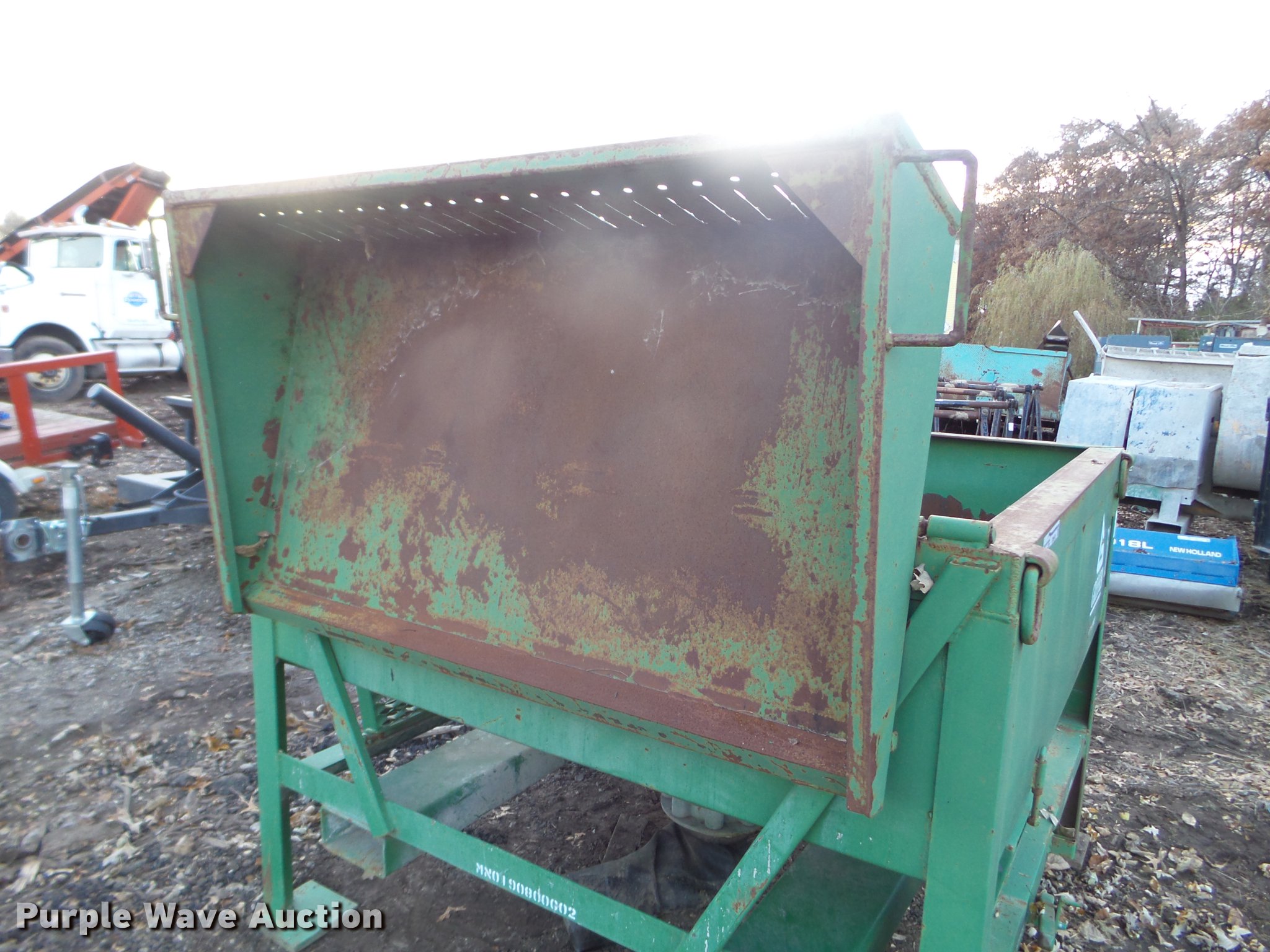 Screening hopper in Rochester, MN | Item DX9678 sold | Purple Wave