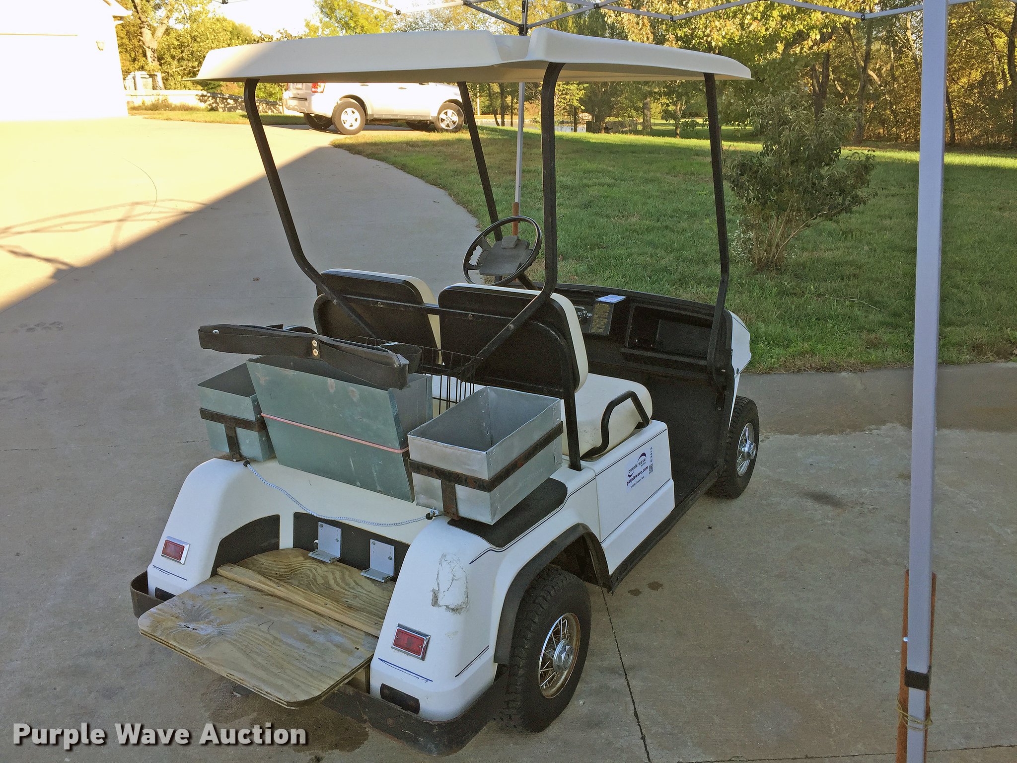 Par-Car golf cart in Lone Jack, MO | Item E2413 sold | Purple Wave