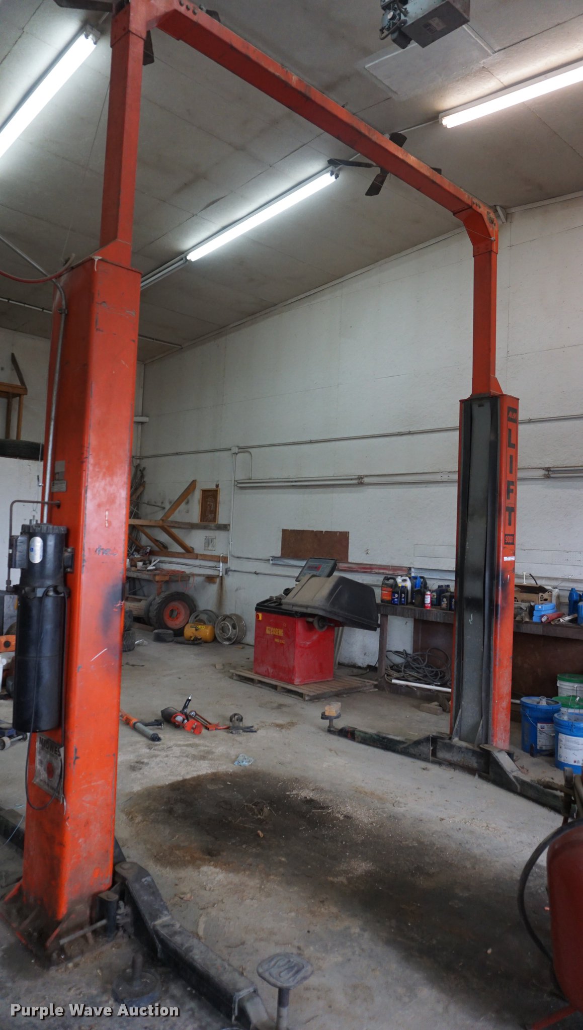 1991 ALM 9001 car lift in Holton, KS | Item EU9200 sold | Purple Wave