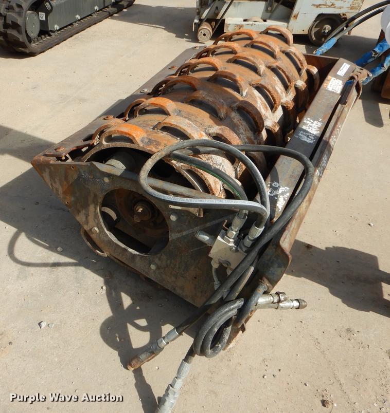 Bobcat vibratory roller attachment in Tulsa, OK | Item EO9738 sold ...