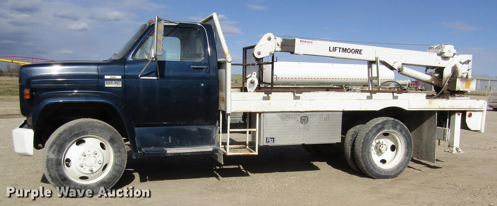 1977 GMC 6000 flatbed truck with crane in Plainville, KS | Item DB4885 sold | Purple Wave