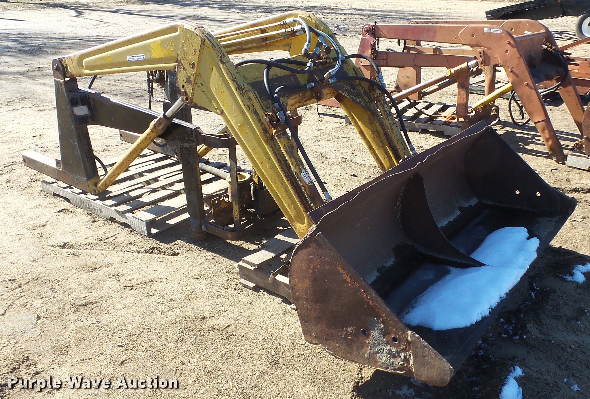 Davis loader in Kinsley, KS | Item EH9065 sold | Purple Wave